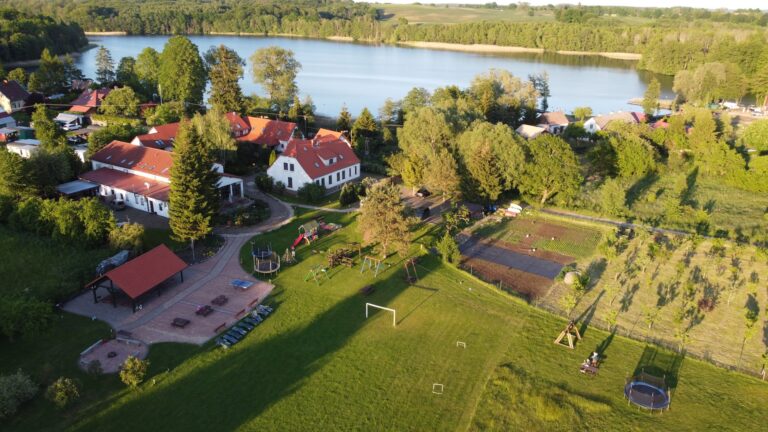 Folwark na Półwyspie – Niezapomniany wypoczynek na Pojezierzu Drawskim
